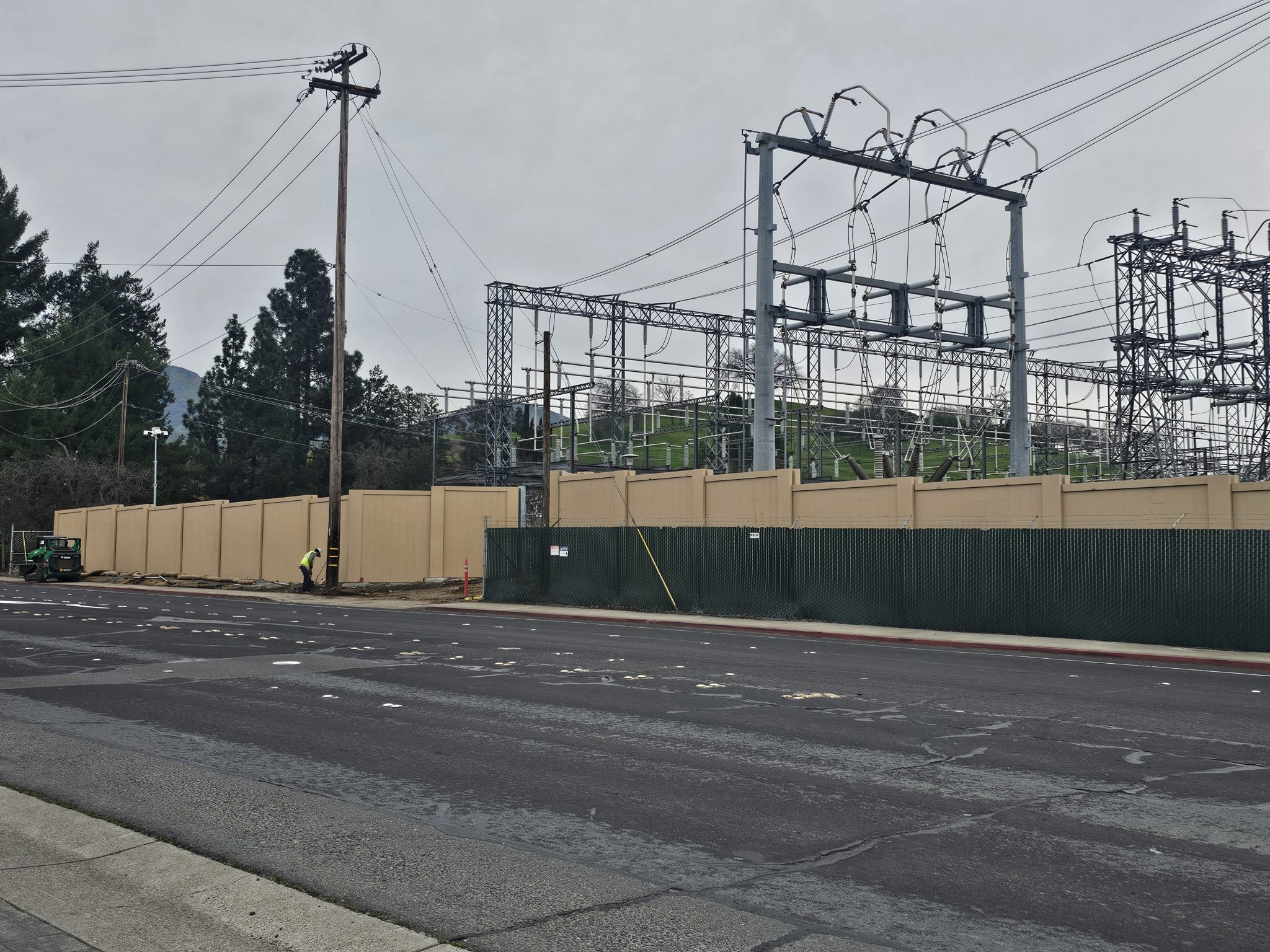 PG&E Building Wall Around Substation On Pine Hollow Road In Concord ...